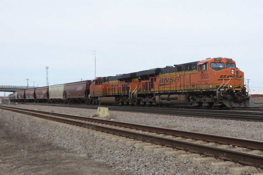 BNSF 5868 East